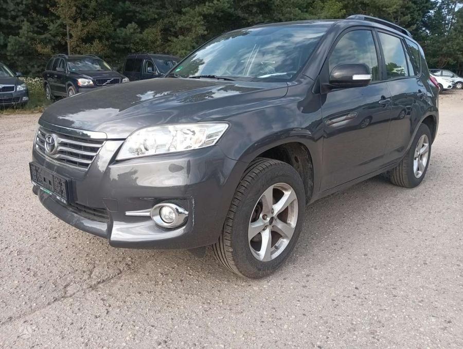 Grey Toyota RAV4 2013 in Utena, with an engine capacity of 2.23 L and mileage of 183 thousand km for 6650 €, photo 3 on AUTOMOTO.COM.LV