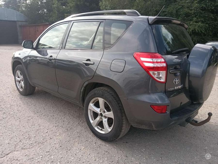 Grey Toyota RAV4 2013 in Utena, with an engine capacity of 2.23 L and mileage of 183 thousand km for 6650 €, photo 5 on AUTOMOTO.COM.LV