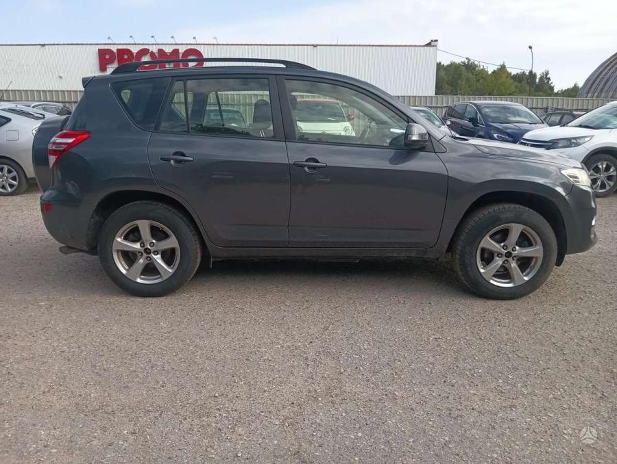 Grey Toyota RAV4 2013 in Utena, with an engine capacity of 2.23 L and mileage of 183 thousand km for 6650 €, photo 7 on AUTOMOTO.COM.LV