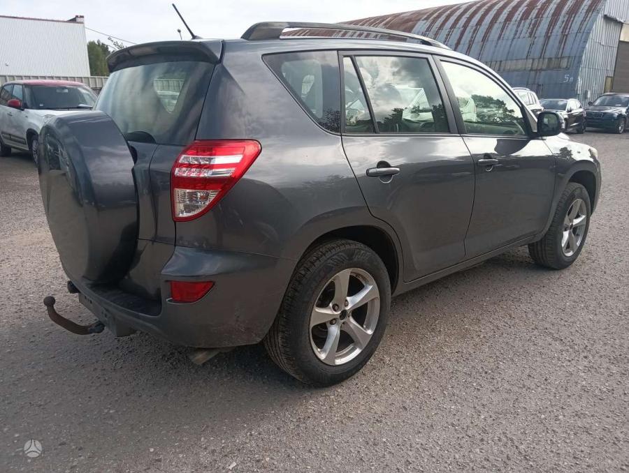Grey Toyota RAV4 2013 in Utena, with an engine capacity of 2.23 L and mileage of 183 thousand km for 6650 €, photo 8 on AUTOMOTO.COM.LV