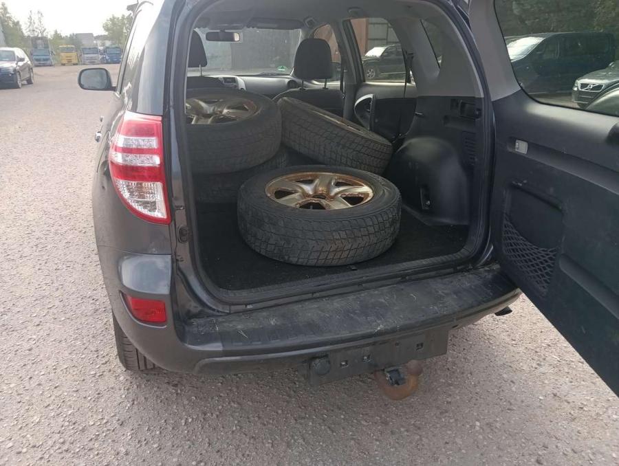 Grey Toyota RAV4 2013 in Utena, with an engine capacity of 2.23 L and mileage of 183 thousand km for 6650 €, photo 14 on AUTOMOTO.COM.LV
