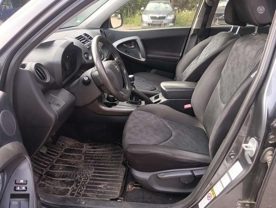 Grey Toyota RAV4 2013 in Utena, with an engine capacity of 2.23 L and mileage of 183 thousand km for 6650 €, photo 15 on AUTOMOTO.COM.LV