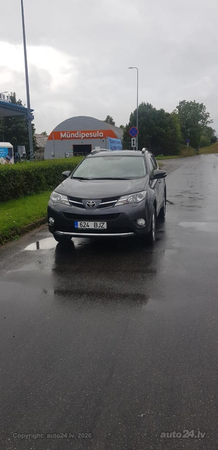 Grey Toyota RAV4 2013 in Tallinn, with an engine capacity of 2.20 L and mileage of 88 thousand km for 15900 €, photo 1 on AUTOMOTO.COM.LV