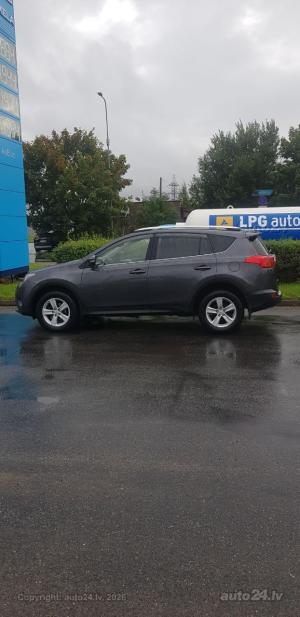 Grey Toyota RAV4 2013 in Tallinn, with an engine capacity of 2.20 L and mileage of 88 thousand km for 15900 €, photo 3 on AUTOMOTO.COM.LV