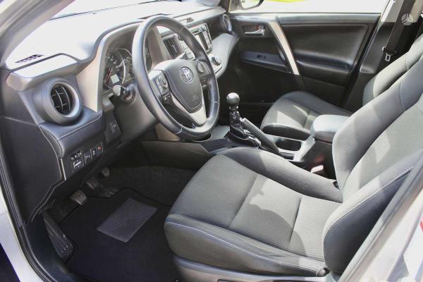 Toyota RAV4 2013 in Klaipeda on AUTOMOTO.COM.LV Grey Toyota RAV4 2013 in Klaipeda, with an engine capacity of 2.00 L and mileage of 255 thousand km for 9800 €, photo 8 on AUTOMOTO.COM.LV