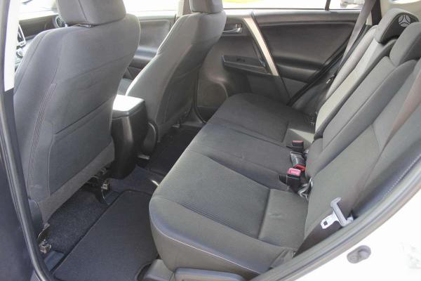 Toyota RAV4 2013 in Klaipeda on AUTOMOTO.COM.LV Grey Toyota RAV4 2013 in Klaipeda, with an engine capacity of 2.00 L and mileage of 255 thousand km for 9800 €, photo 9 on AUTOMOTO.COM.LV