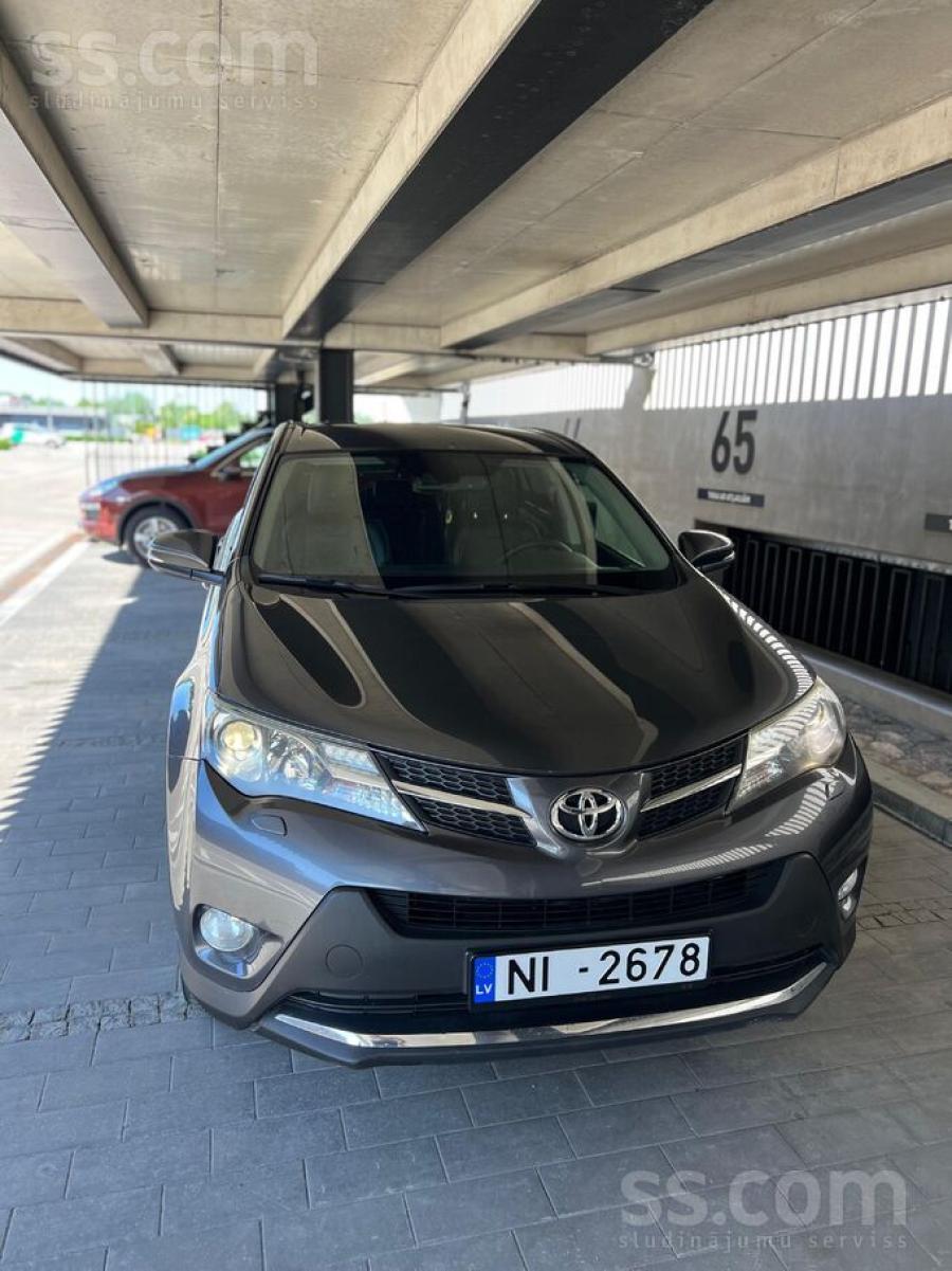 Grey Toyota RAV4 2013 in Riga, with an engine capacity of 2.20 L and mileage of 214 thousand km for 9990 €, photo 3 on AUTOMOTO.COM.LV