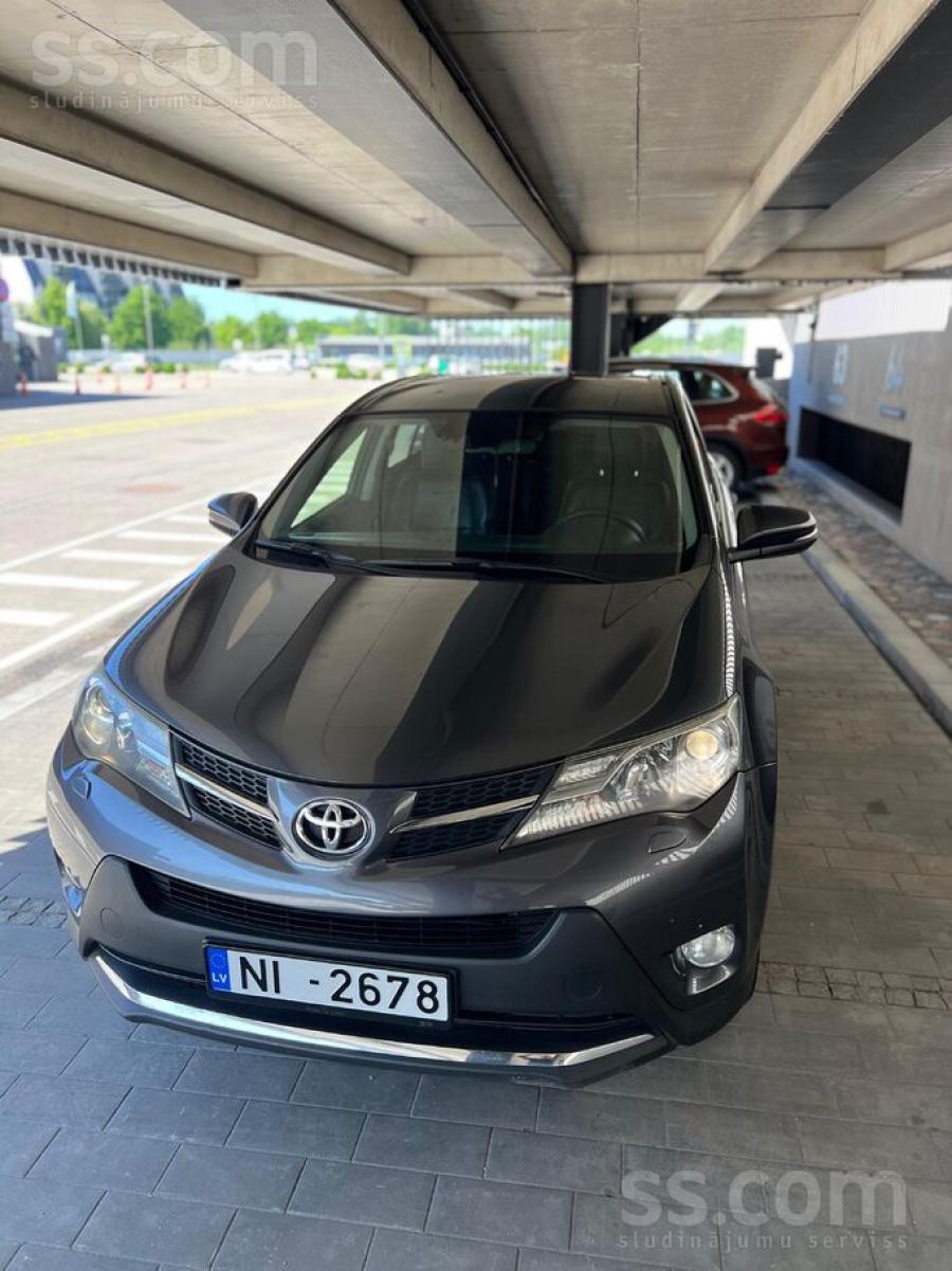 Grey Toyota RAV4 2013 in Riga, with an engine capacity of 2.20 L and mileage of 214 thousand km for 9990 €, photo 4 on AUTOMOTO.COM.LV