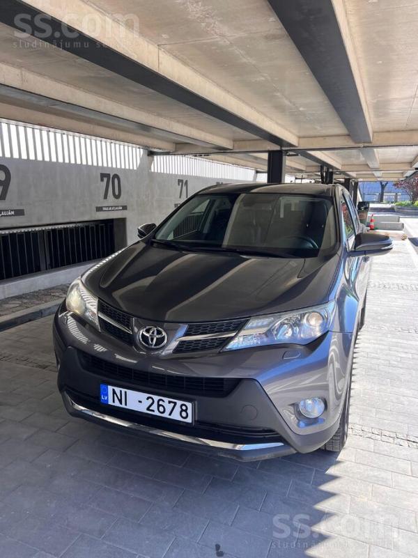 Pelēks Toyota RAV4 2013 Rīga, ar dzinēja tilpumu 2.20 L un nobraukumu 214 tūkst. km par 9990 €, foto 5 vietnē AUTOMOTO.COM.LV
