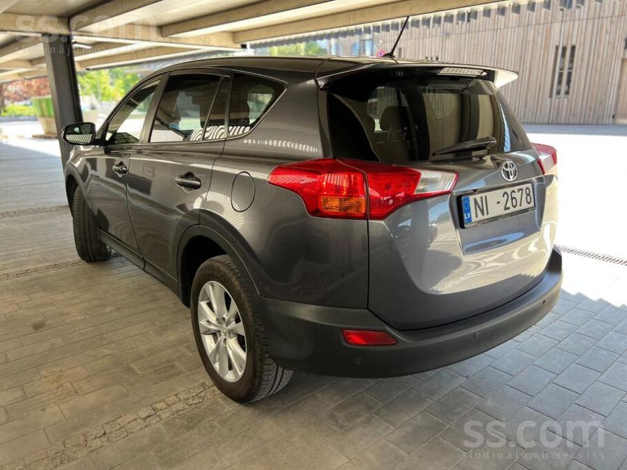 Grey Toyota RAV4 2013 in Riga, with an engine capacity of 2.20 L and mileage of 214 thousand km for 9990 €, photo 8 on AUTOMOTO.COM.LV