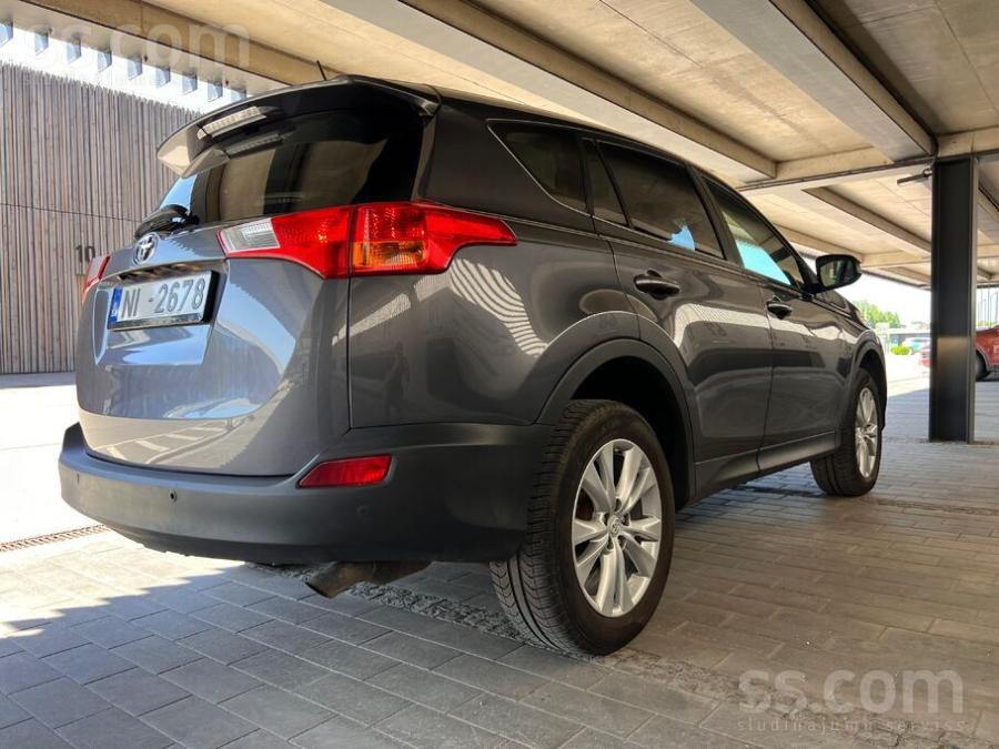 Grey Toyota RAV4 2013 in Riga, with an engine capacity of 2.20 L and mileage of 214 thousand km for 9990 €, photo 9 on AUTOMOTO.COM.LV