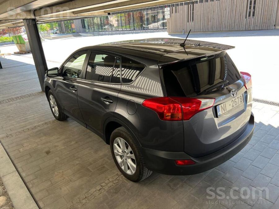 Grey Toyota RAV4 2013 in Riga, with an engine capacity of 2.20 L and mileage of 214 thousand km for 9990 €, photo 12 on AUTOMOTO.COM.LV