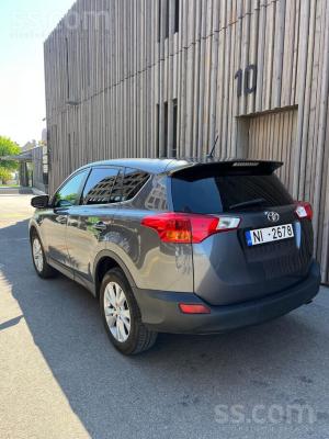 Grey Toyota RAV4 2013 in Riga, with an engine capacity of 2.20 L and mileage of 214 thousand km for 9990 €, photo 15 on AUTOMOTO.COM.LV