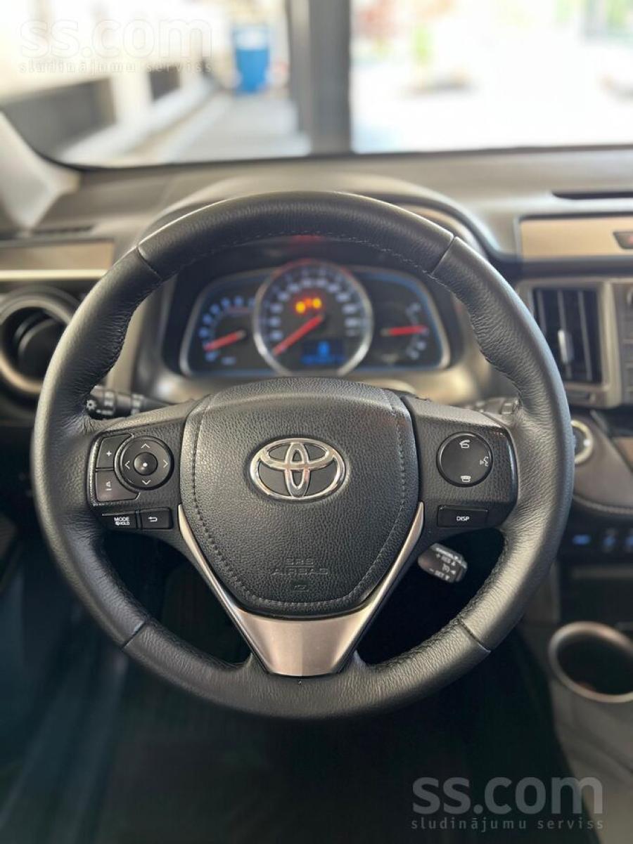 Grey Toyota RAV4 2013 in Riga, with an engine capacity of 2.20 L and mileage of 214 thousand km for 9990 €, photo 16 on AUTOMOTO.COM.LV