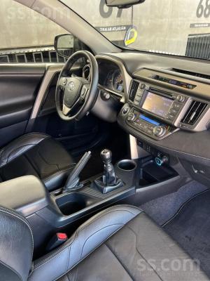 Grey Toyota RAV4 2013 in Riga, with an engine capacity of 2.20 L and mileage of 214 thousand km for 9990 €, photo 17 on AUTOMOTO.COM.LV