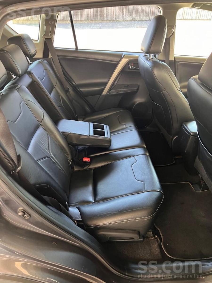 Grey Toyota RAV4 2013 in Riga, with an engine capacity of 2.20 L and mileage of 214 thousand km for 9990 €, photo 20 on AUTOMOTO.COM.LV