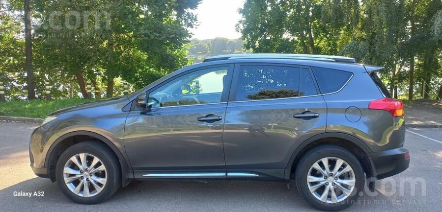 Grey Toyota RAV4 2013 in Riga, with an engine capacity of 2.00 L and mileage of 196 thousand km for 9500 €, photo 5 on AUTOMOTO.COM.LV