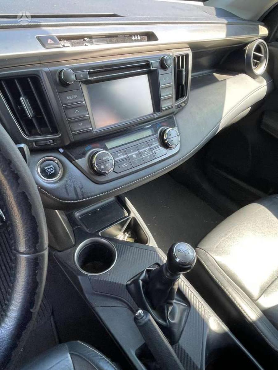 Grey Toyota RAV4 2013 in Siauliai, with an engine capacity of 2.00 L and mileage of 199 thousand km for 7950 €, photo 9 on AUTOMOTO.COM.LV