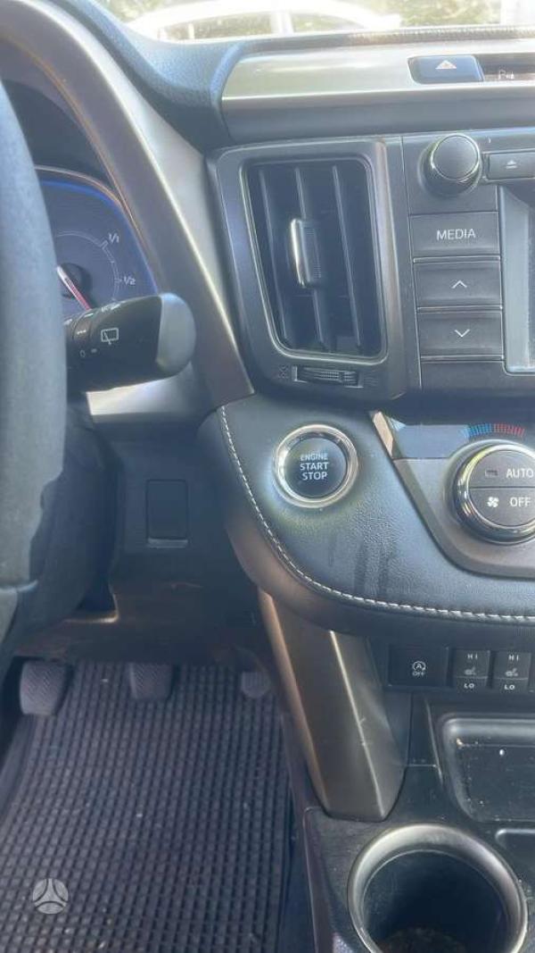 Pelēks Toyota RAV4 2013 Šauļi, ar dzinēja tilpumu 2.00 L un nobraukumu 199 tūkst. km par 7950 €, foto 10 vietnē AUTOMOTO.COM.LV