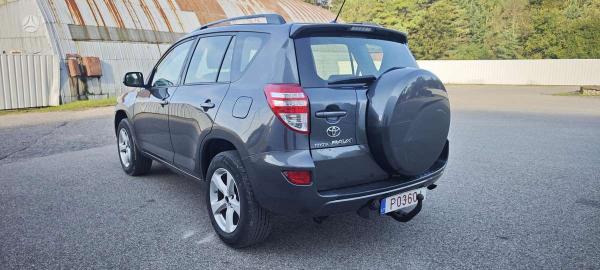 Grey Toyota RAV4 2013 in Utena, with an engine capacity of 2.23 L and mileage of 182 thousand km for 6990 €, photo 4 on AUTOMOTO.COM.LV