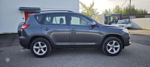 Grey Toyota RAV4 2013 in Utena, with an engine capacity of 2.23 L and mileage of 182 thousand km for 6990 €, photo 7 on AUTOMOTO.COM.LV