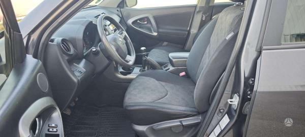 Grey Toyota RAV4 2013 in Utena, with an engine capacity of 2.23 L and mileage of 182 thousand km for 6990 €, photo 10 on AUTOMOTO.COM.LV