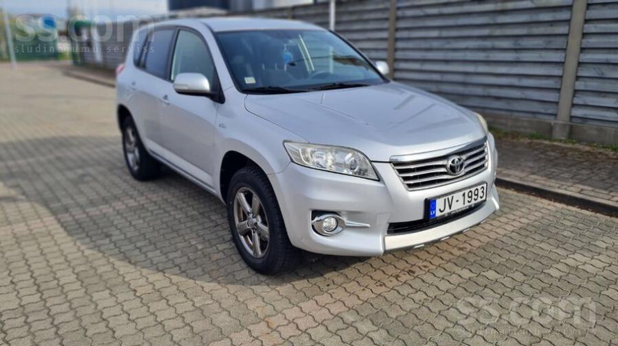 Pelēks Toyota RAV4 2013 Jelgava, ar dzinēja tilpumu 2.20 L un nobraukumu 177 tūkst. km par 8200 €, foto 4 vietnē AUTOMOTO.COM.LV
