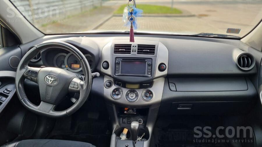 Pelēks Toyota RAV4 2013 Jelgava, ar dzinēja tilpumu 2.20 L un nobraukumu 177 tūkst. km par 8200 €, foto 7 vietnē AUTOMOTO.COM.LV