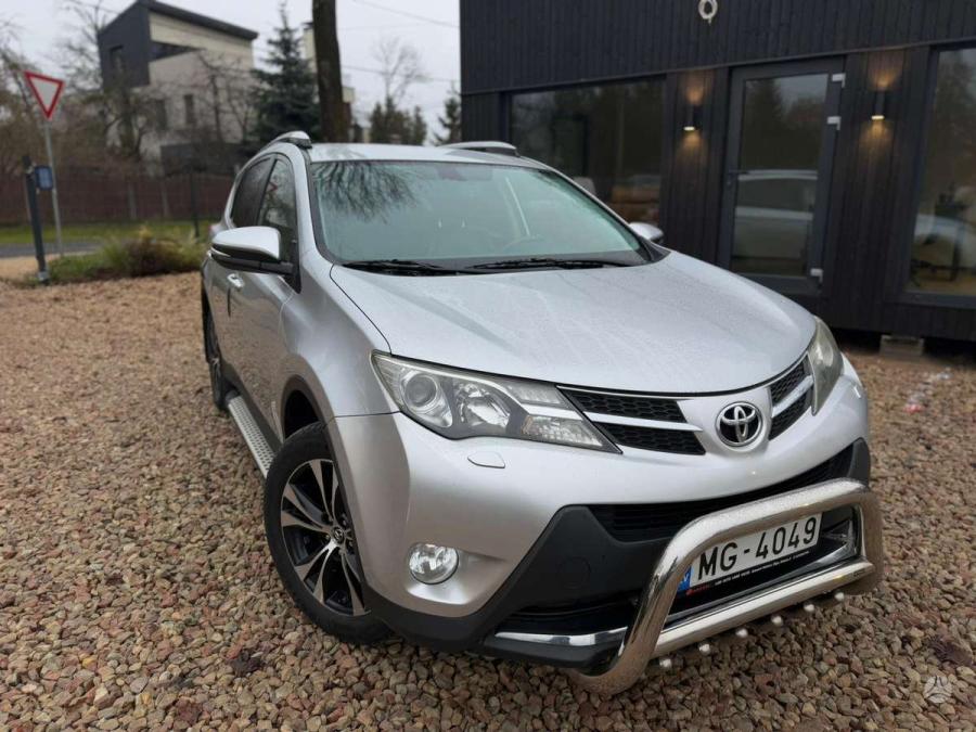 Grey Toyota RAV4 2014 in Riga, with an engine capacity of 2.23 L and mileage of 212 thousand km for 11995 €, photo 1 on AUTOMOTO.COM.LV