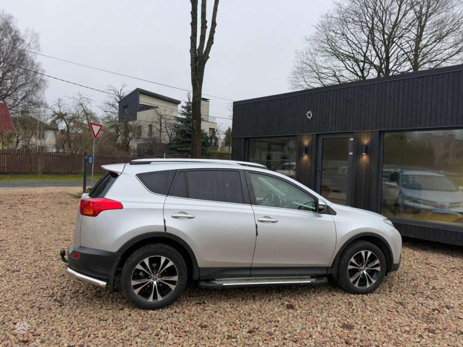 Grey Toyota RAV4 2014 in Riga, with an engine capacity of 2.23 L and mileage of 212 thousand km for 11995 €, photo 3 on AUTOMOTO.COM.LV