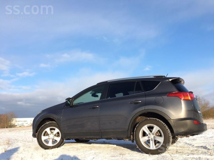 Grey Toyota RAV4 2014 in Riga, with an engine capacity of 2.20 L and mileage of 291 thousand km for 9600 €, photo 1 on AUTOMOTO.COM.LV