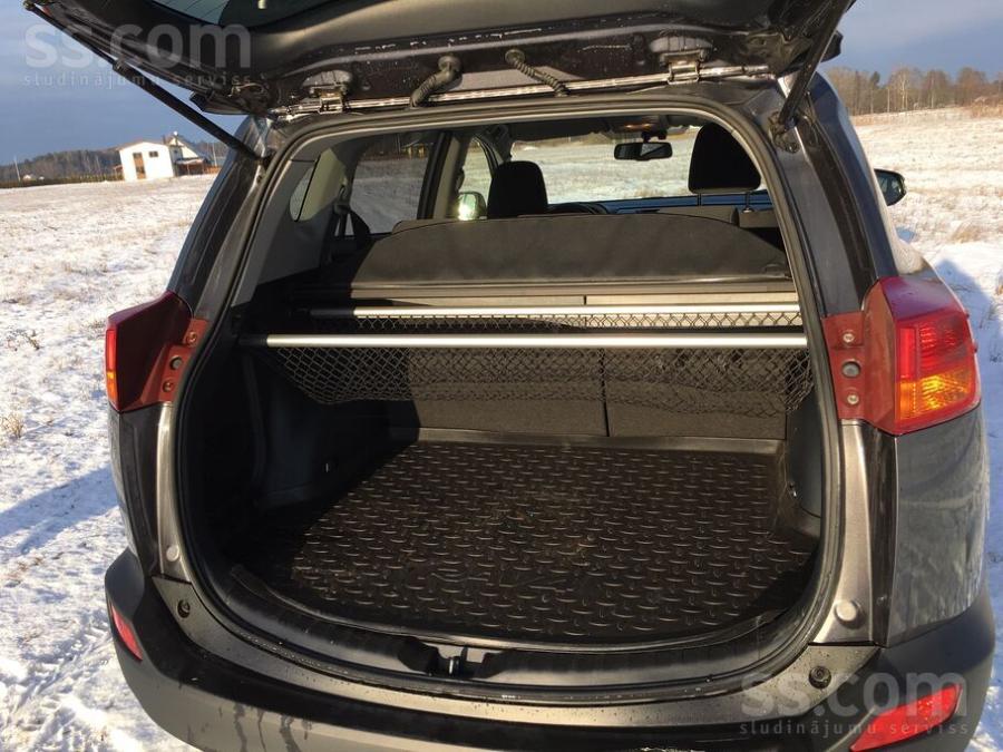 Grey Toyota RAV4 2014 in Riga, with an engine capacity of 2.20 L and mileage of 291 thousand km for 9600 €, photo 3 on AUTOMOTO.COM.LV