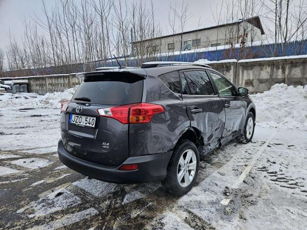 Pelēks Toyota RAV4 2014 Kauņa, ar dzinēja tilpumu 2.49 L un nobraukumu 139 tūkst. km par 5400 €, foto 8 vietnē AUTOMOTO.COM.LV