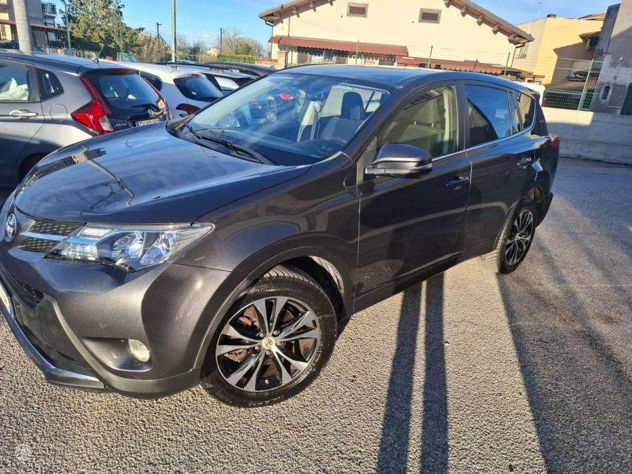 Grey Toyota RAV4 2014 in Kaunas, with an engine capacity of 2.00 L and mileage of 223 thousand km for 9950 €, photo 1 on AUTOMOTO.COM.LV