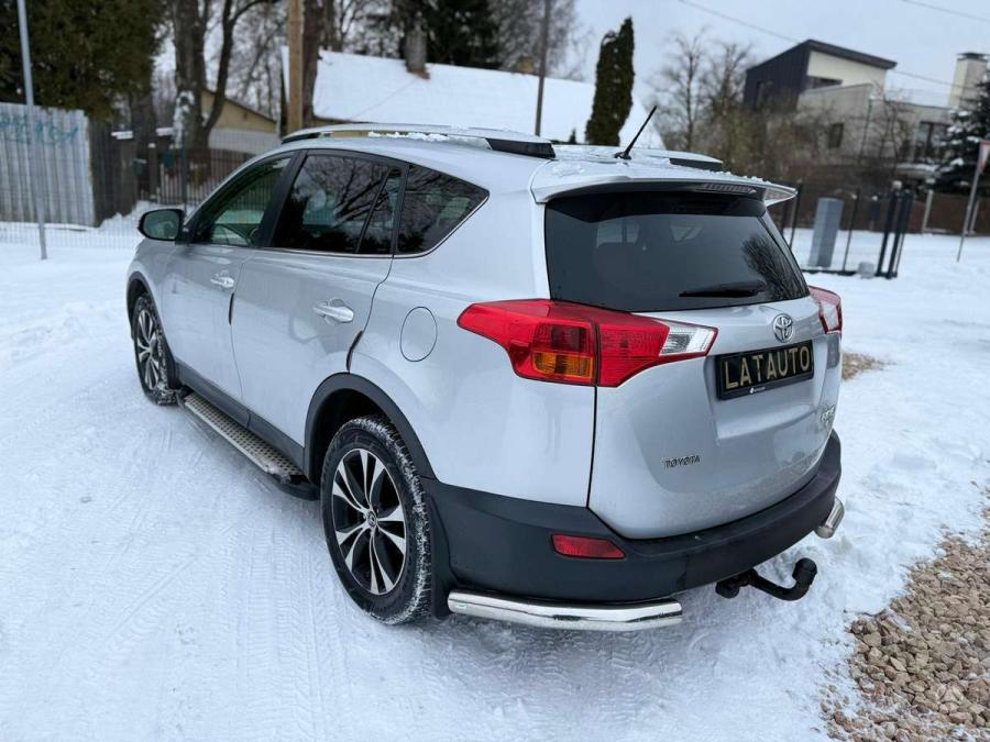 Grey Toyota RAV4 2014 in Riga, with an engine capacity of 2.23 L and mileage of 212 thousand km for 12495 €, photo 6 on AUTOMOTO.COM.LV