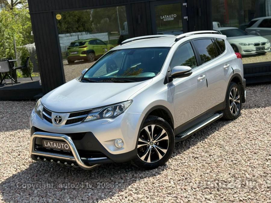 Grey Toyota RAV4 2014 in Riga, with an engine capacity of 2.20 L and mileage of 212 thousand km for 11150 €, photo 1 on AUTOMOTO.COM.LV