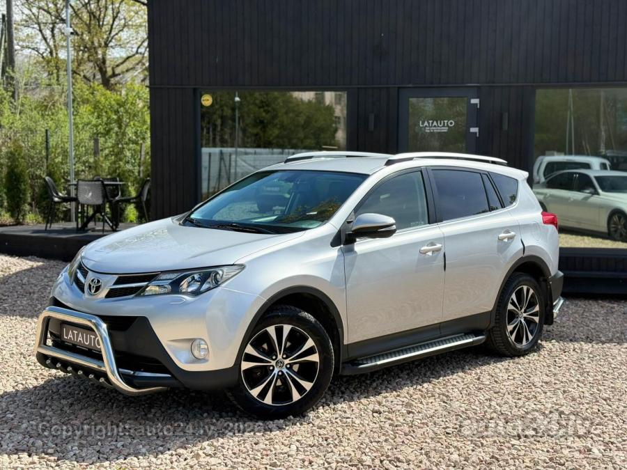 Grey Toyota RAV4 2014 in Riga, with an engine capacity of 2.20 L and mileage of 212 thousand km for 11150 €, photo 3 on AUTOMOTO.COM.LV