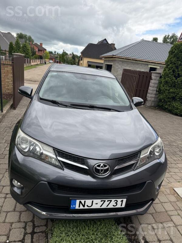 Grey Toyota RAV4 2014 in Daugavpils, with an engine capacity of 2.00 L and mileage of 263 thousand km for 10800 €, photo 1 on AUTOMOTO.COM.LV