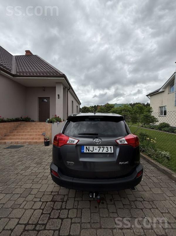 Grey Toyota RAV4 2014 in Daugavpils, with an engine capacity of 2.00 L and mileage of 263 thousand km for 10800 €, photo 8 on AUTOMOTO.COM.LV