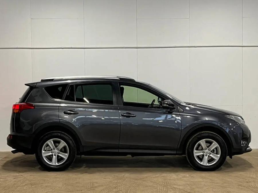 Grey Toyota RAV4 2014 in Jurmala, with an engine capacity of 2.00 L and mileage of 249 thousand km for 11950 €, photo 8 on AUTOMOTO.COM.LV