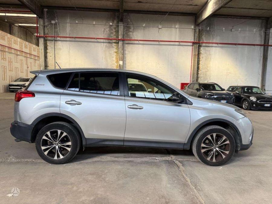 Grey Toyota RAV4 2014 in Siauliai, with an engine capacity of 2.00 L and mileage of 240 thousand km for 7400 €, photo 5 on AUTOMOTO.COM.LV