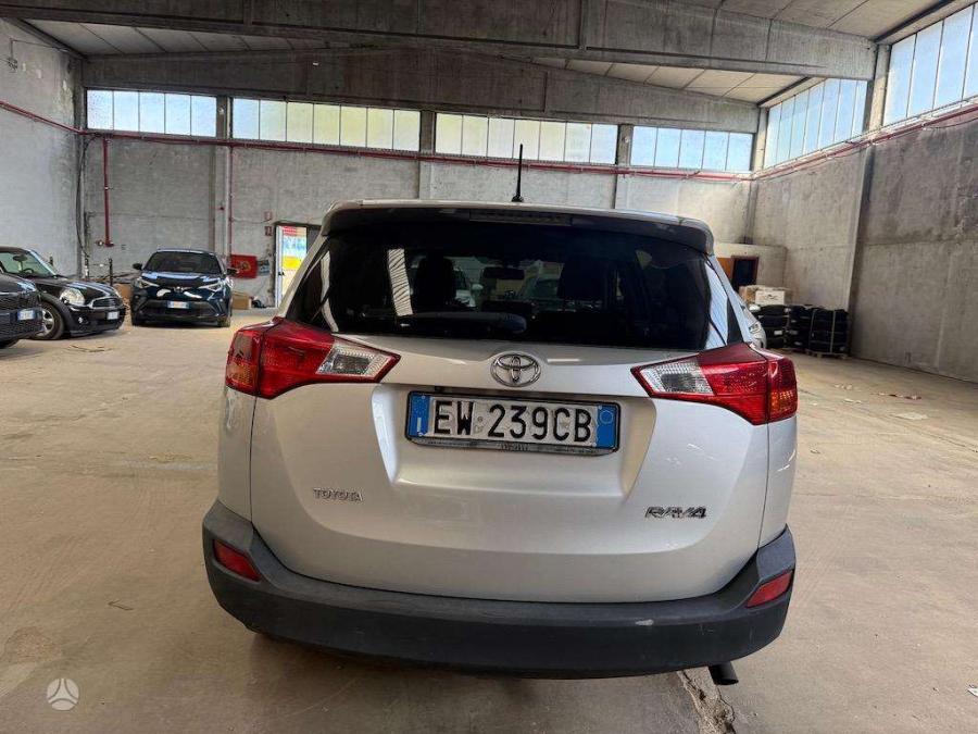 Grey Toyota RAV4 2014 in Siauliai, with an engine capacity of 2.00 L and mileage of 240 thousand km for 7400 €, photo 7 on AUTOMOTO.COM.LV