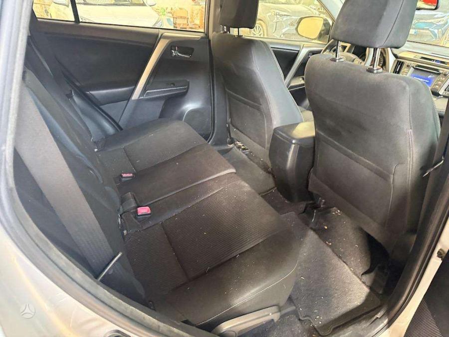 Grey Toyota RAV4 2014 in Siauliai, with an engine capacity of 2.00 L and mileage of 240 thousand km for 7400 €, photo 11 on AUTOMOTO.COM.LV