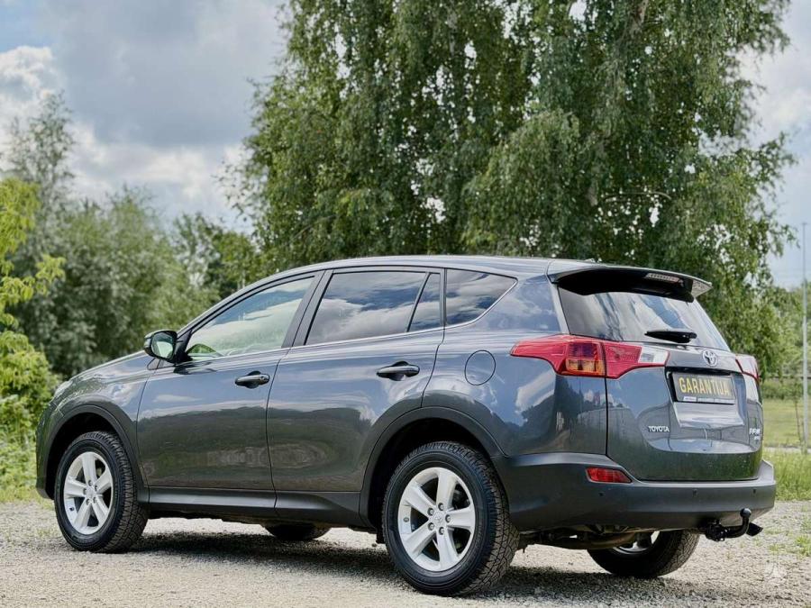 Pelēks Toyota RAV4 2014 Šauļi, ar dzinēja tilpumu 2.23 L un nobraukumu 221 tūkst. km par 13950 €, foto 4 vietnē AUTOMOTO.COM.LV
