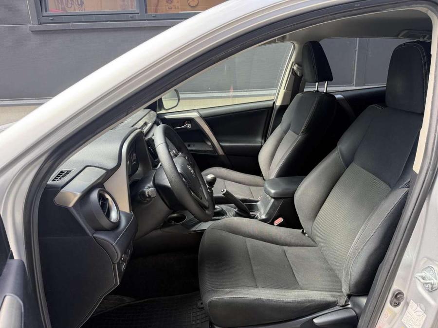Pelēks Toyota RAV4 2014 Šauļi, ar dzinēja tilpumu 2.00 L un nobraukumu 265 tūkst. km par 7700 €, foto 15 vietnē AUTOMOTO.COM.LV