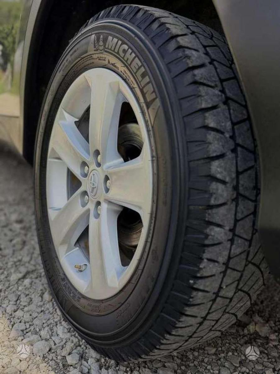 Pelēks Toyota RAV4 2014 Šauļi, ar dzinēja tilpumu 2.23 L un nobraukumu 221 tūkst. km par 13950 €, foto 24 vietnē AUTOMOTO.COM.LV