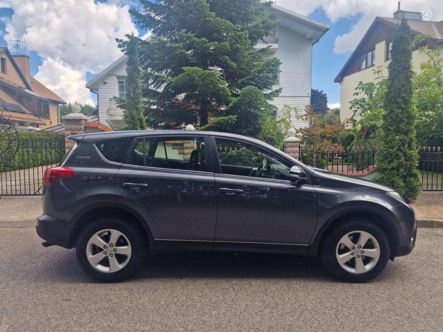 Pelēks Toyota RAV4 2014 Viļņa, ar dzinēja tilpumu 2.00 L un nobraukumu 108 tūkst. km par 10999 €, foto 6 vietnē AUTOMOTO.COM.LV