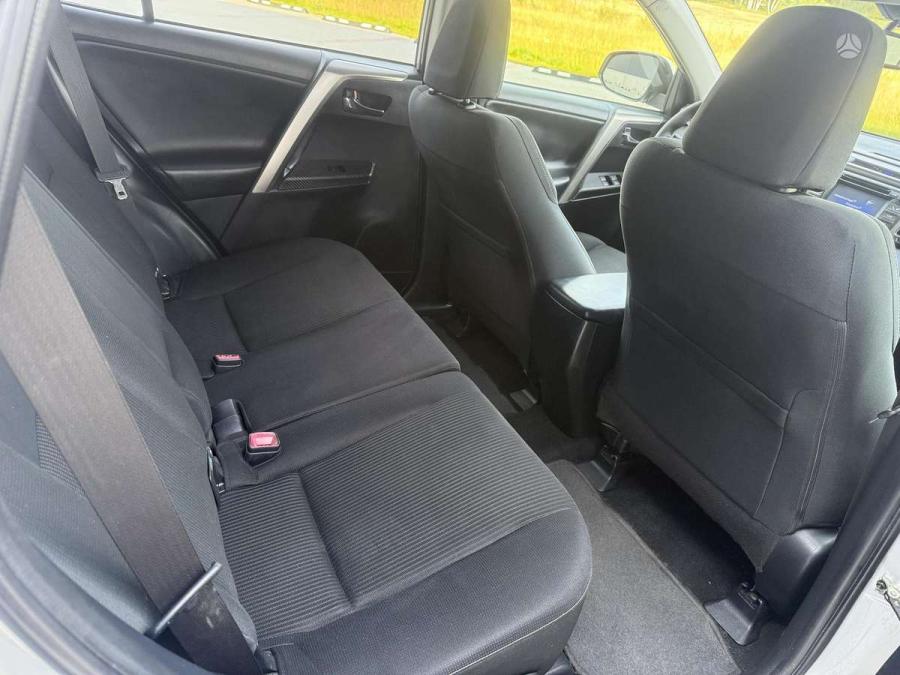 Grey Toyota RAV4 2014 in Siauliai, with an engine capacity of 2.00 L and mileage of 265 thousand km for 8700 €, photo 14 on AUTOMOTO.COM.LV