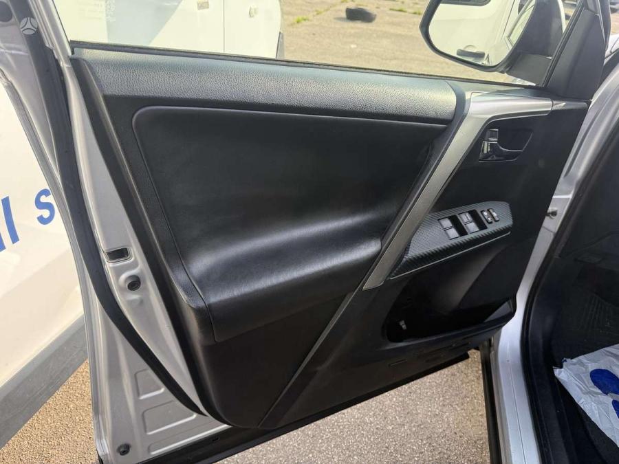 Grey Toyota RAV4 2014 in Siauliai, with an engine capacity of 2.00 L and mileage of 265 thousand km for 8700 €, photo 16 on AUTOMOTO.COM.LV