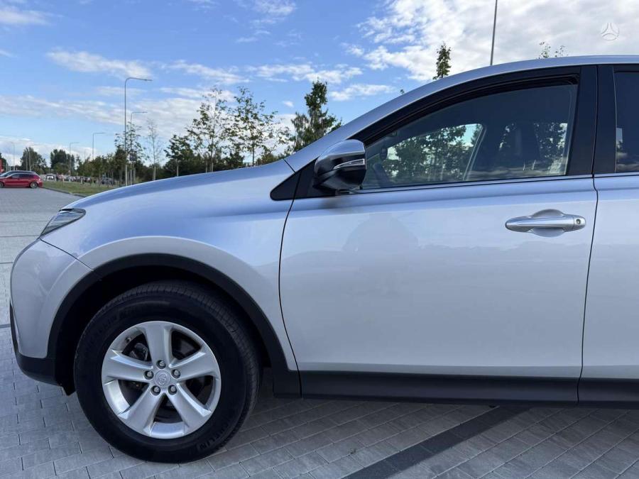 Grey Toyota RAV4 2014 in Siauliai, with an engine capacity of 2.00 L and mileage of 98 thousand km for 14950 €, photo 14 on AUTOMOTO.COM.LV